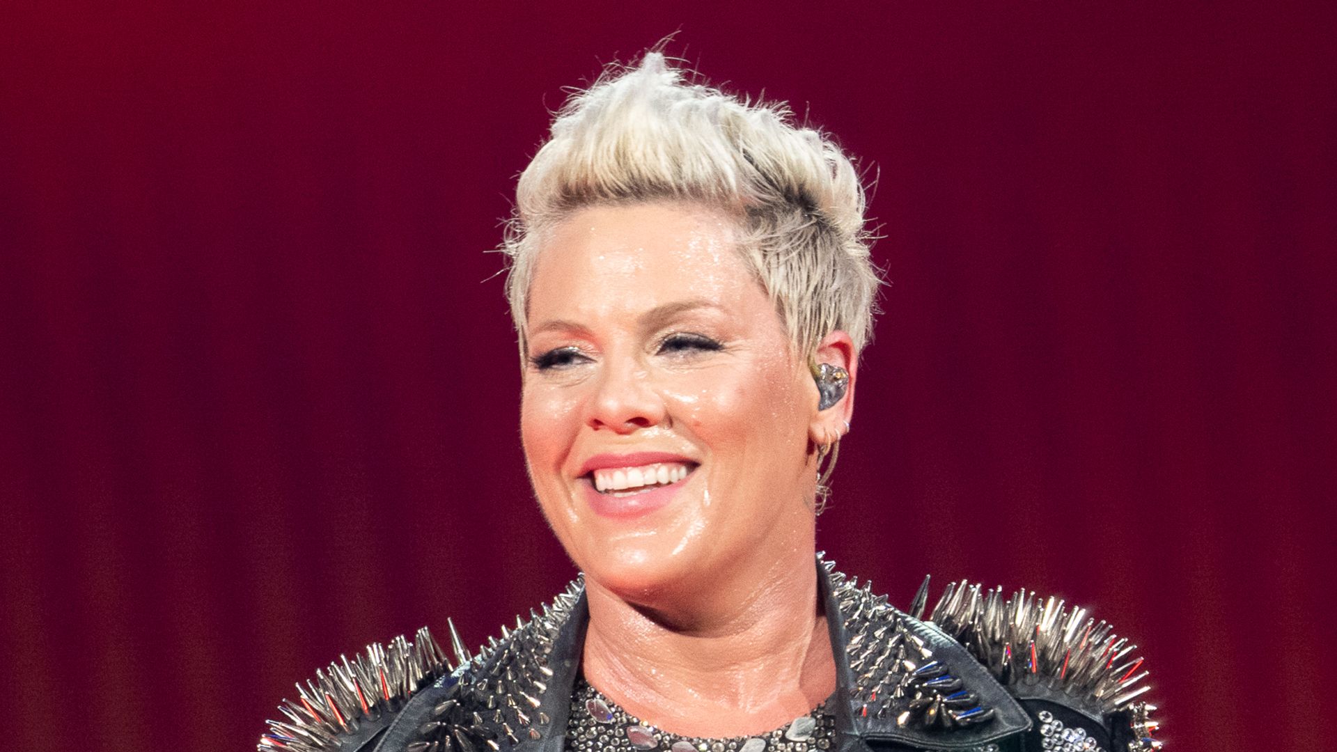 Pink undergoes hair transformation and admits she feels 'like 1 million ...