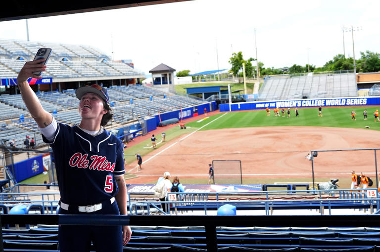 Why Oregon coach sees similarities in her team, former OU softball ...