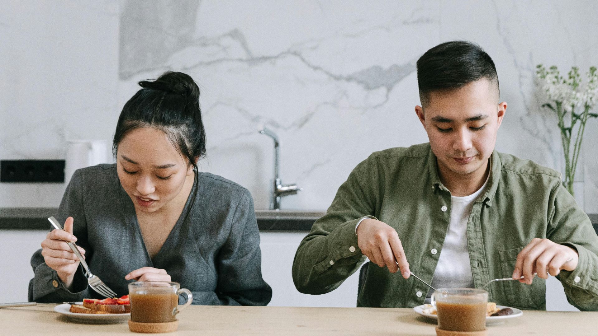 10 Common Things You Should Never Eat For Breakfast & 10 Better Options