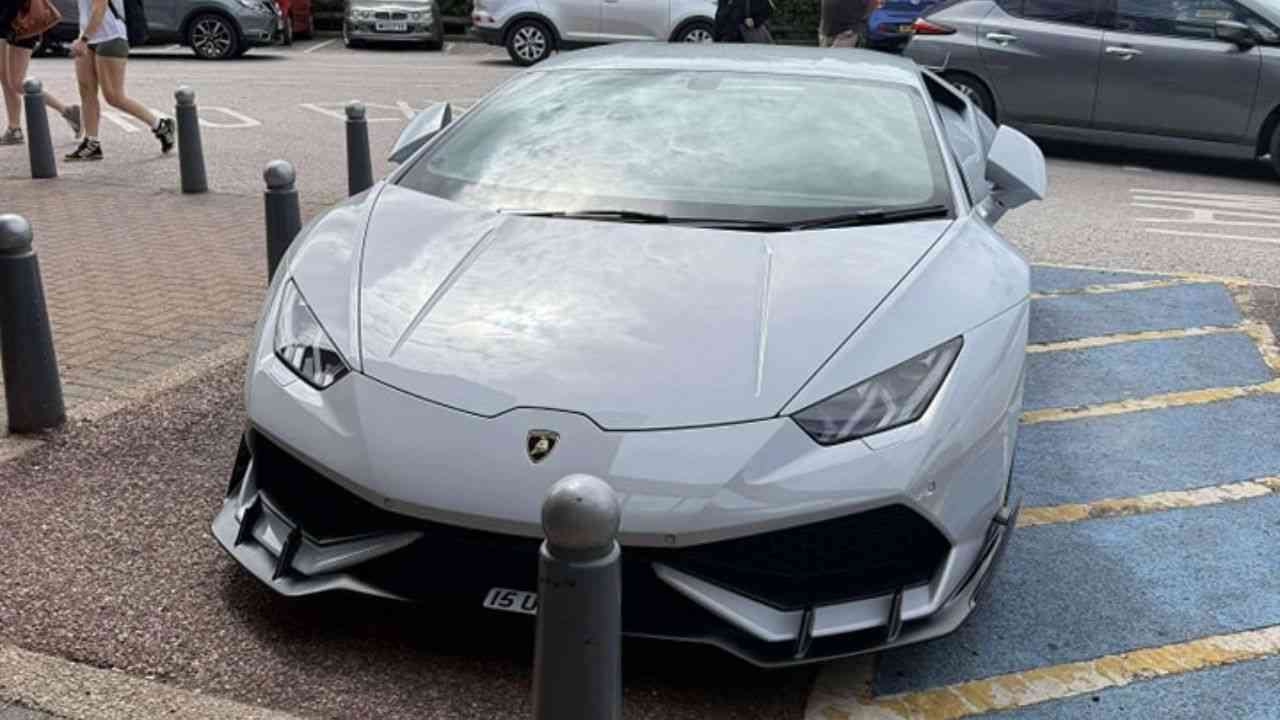 Autista di Lamborghini criticato per aver parcheggiato in un posto ...