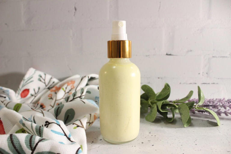 Natural DIY Sunscreen Spray That Actually Works