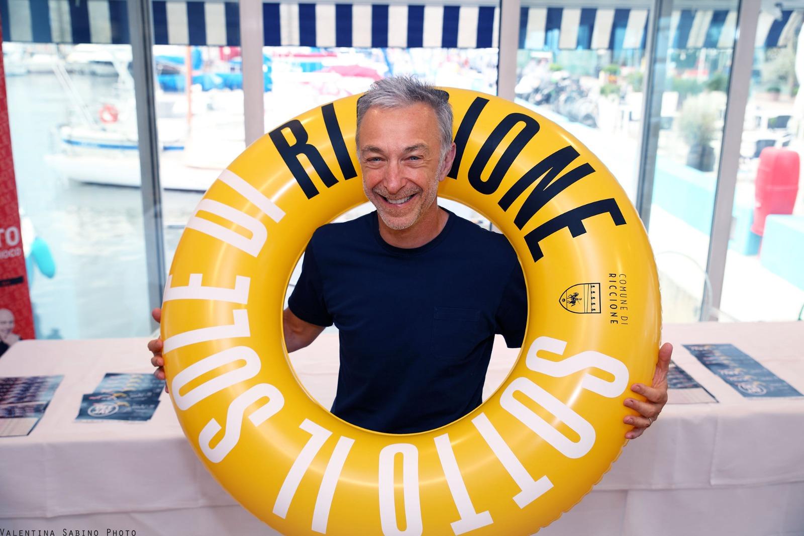 Radio Deejay in spiaggia a Rimini: è bufera a Riccione