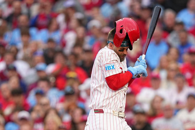 Bryce Harper es lesionado por un lanzamiento de un pitcher que odia a ...