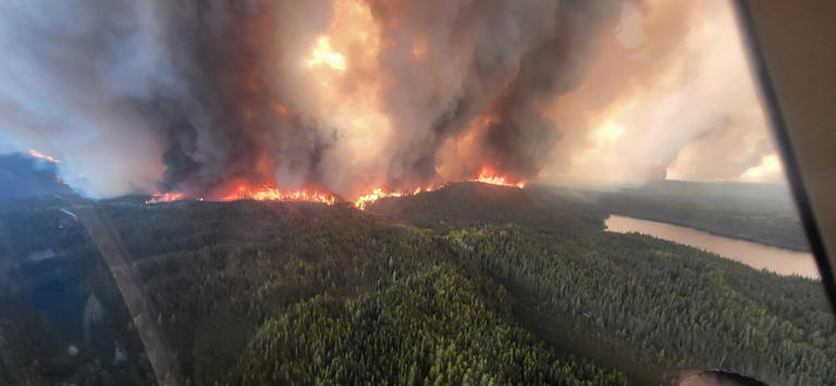 Northern Manitoba First Nations to evacuate thousands over wildfire threat