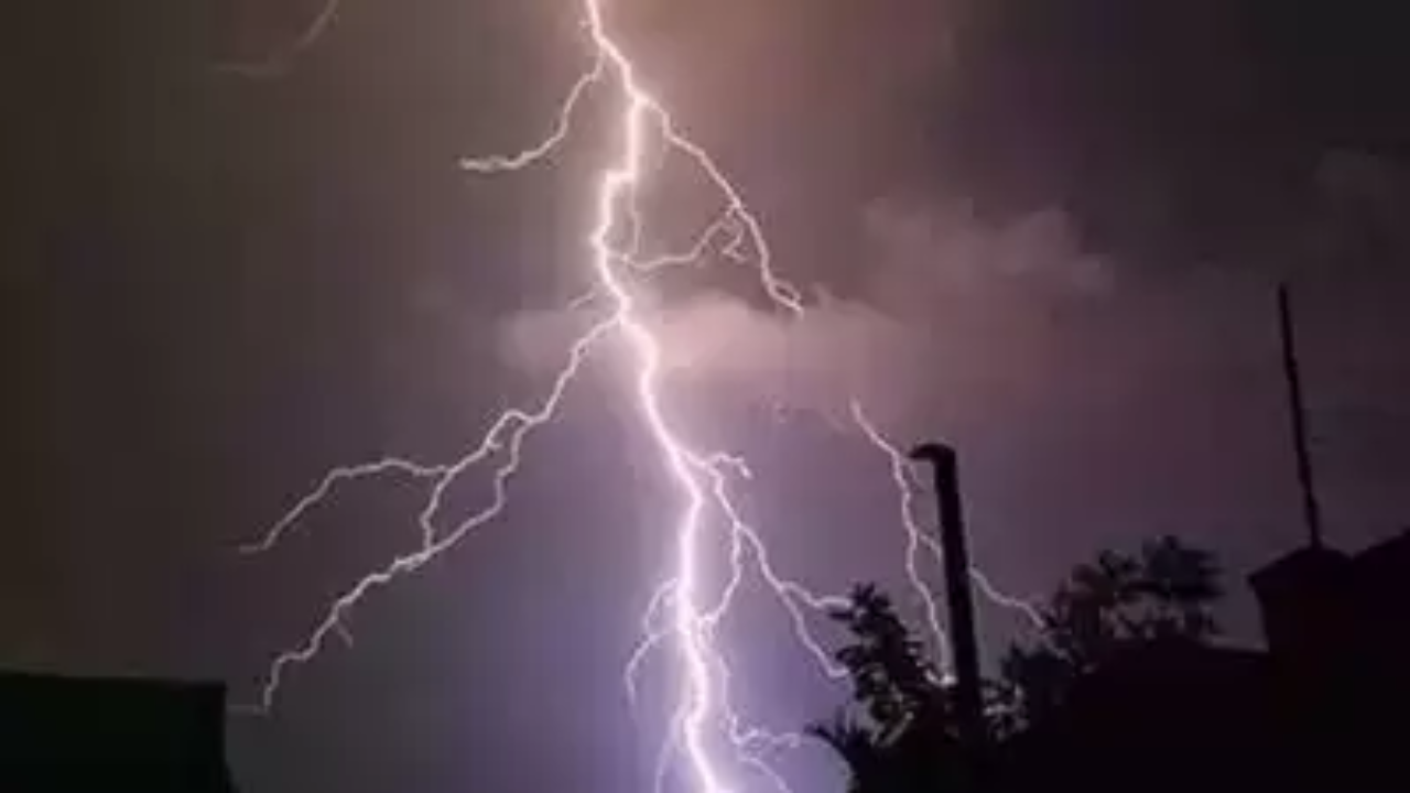 2 killed, 6 injured as lightning strikes in Mirzapur