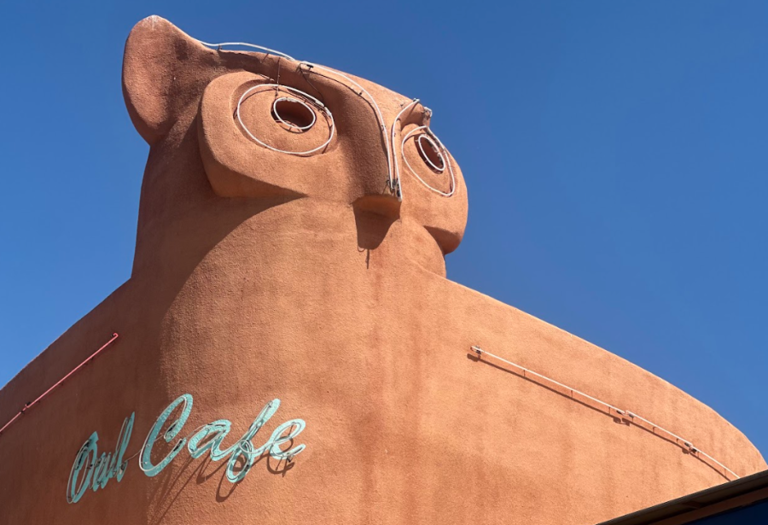 Albuquerque Reliques: An owl-shaped cafe off of I-40