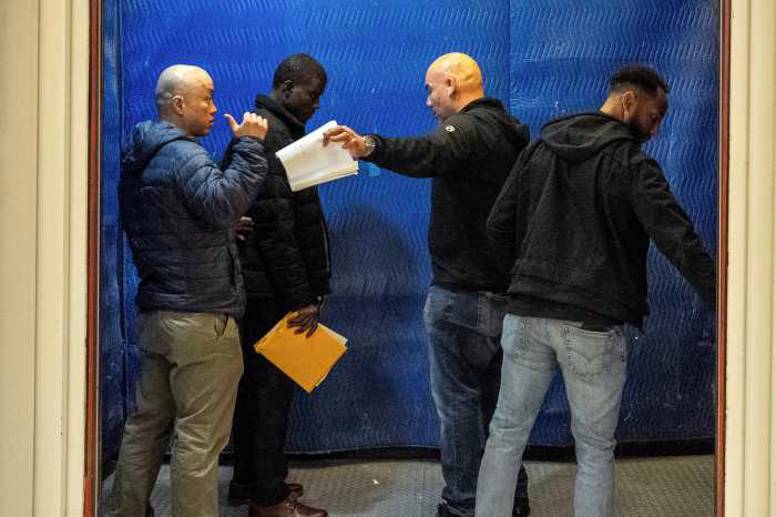 ICE agents seize immigrants inside Manhattan federal building housing ...