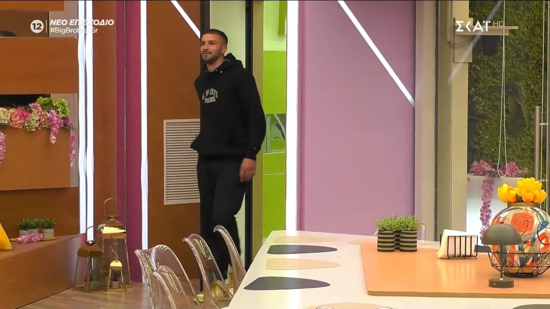 "Κεραυνός εν αιθρία": «Καλησπέρα»-«ΩΧ, νεος παίκτης;»