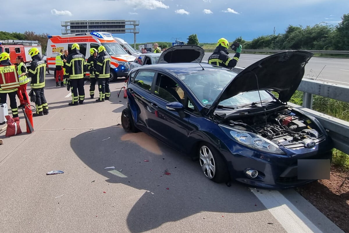 Mehrere Autos krachen ineinander: Unfälle legen A9 bei Leipzig lahm