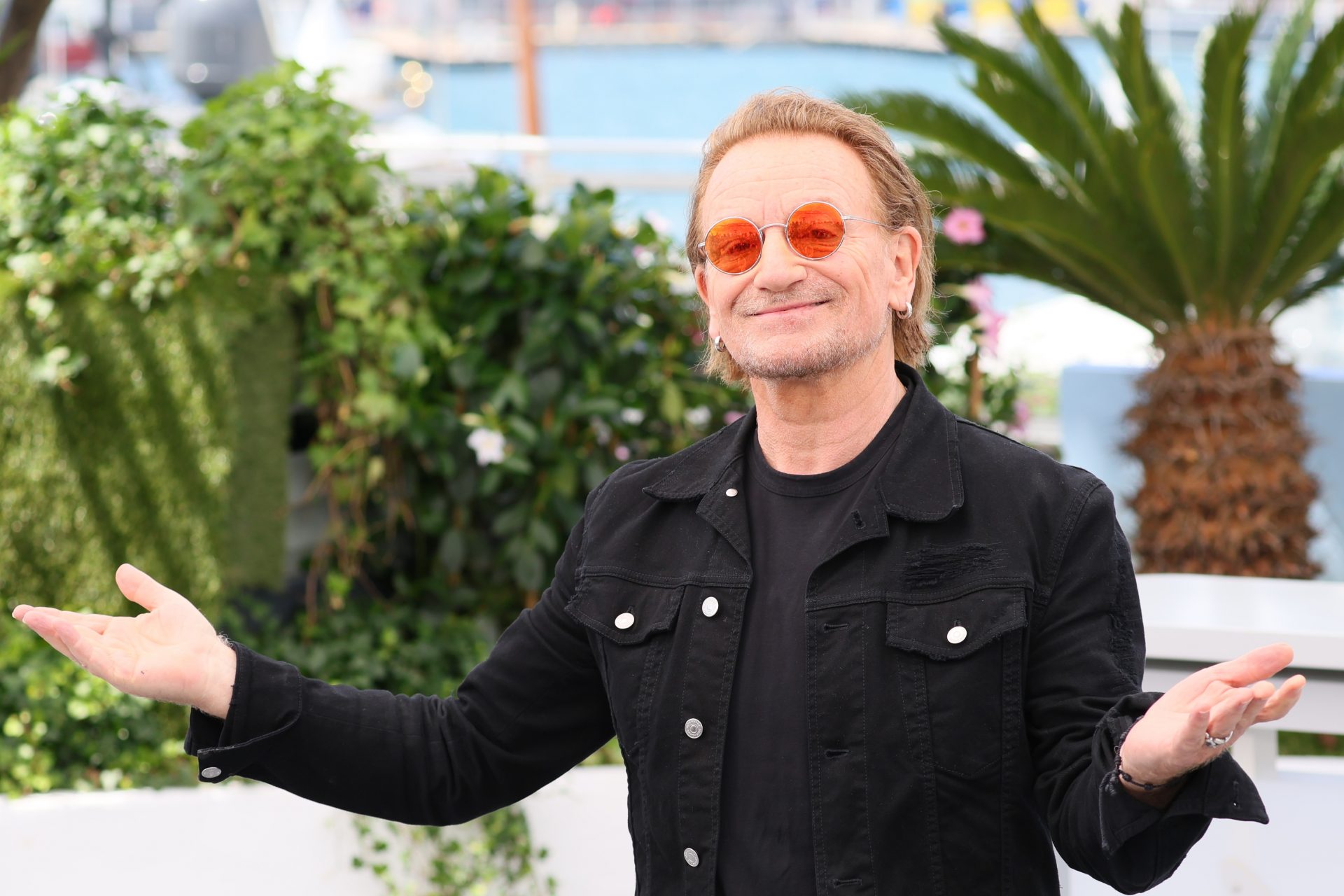 U2's Bono sings Canada's praises