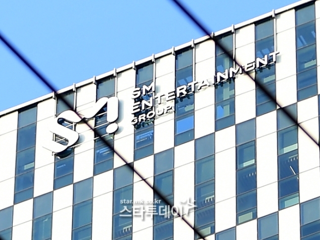 SM, 텐센트와 MOU 체결...中 현지 아이돌 그룹 제작