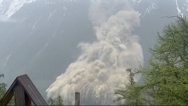 Terrifying moment massive glacier collapses and crashes down mountain ...