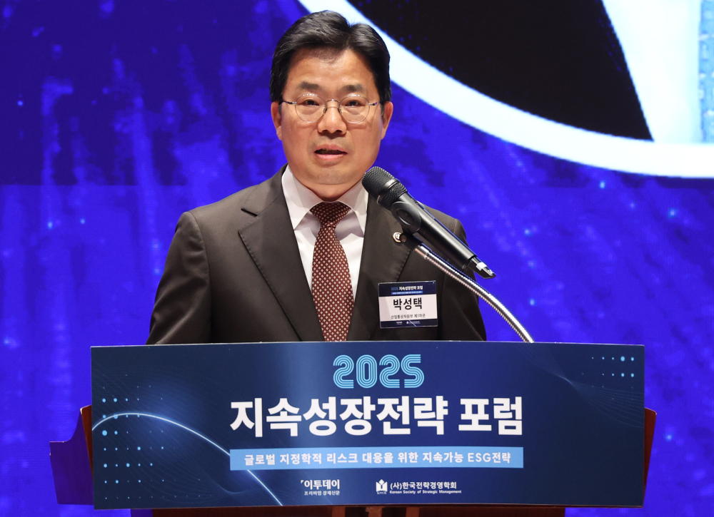 "박성택 산업부 차관 “기업 위기 여전하지만 ESG 사회적 논의 이어가야” [2025 지속성장전략 포럼]