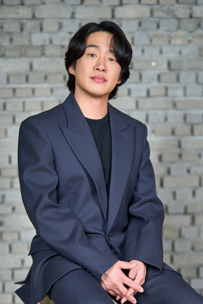 I can't believe I'm working with director Ahn Jae-hong and Sunny Kang Hyung-chul. Finally, my ...