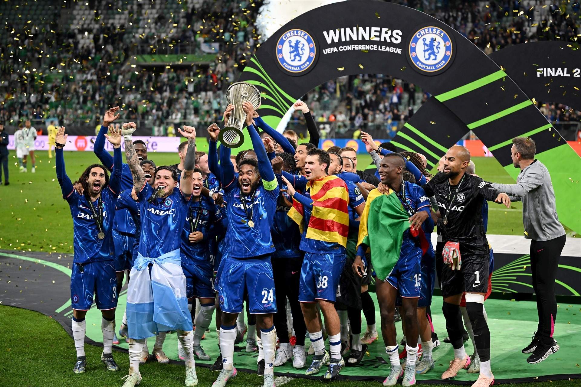 Una senyera se convierte en protagonista durante la celebración del ...