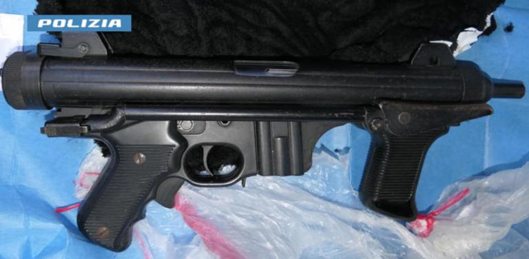 Pistola mitragliatrice rubata in un carcere, un fermo