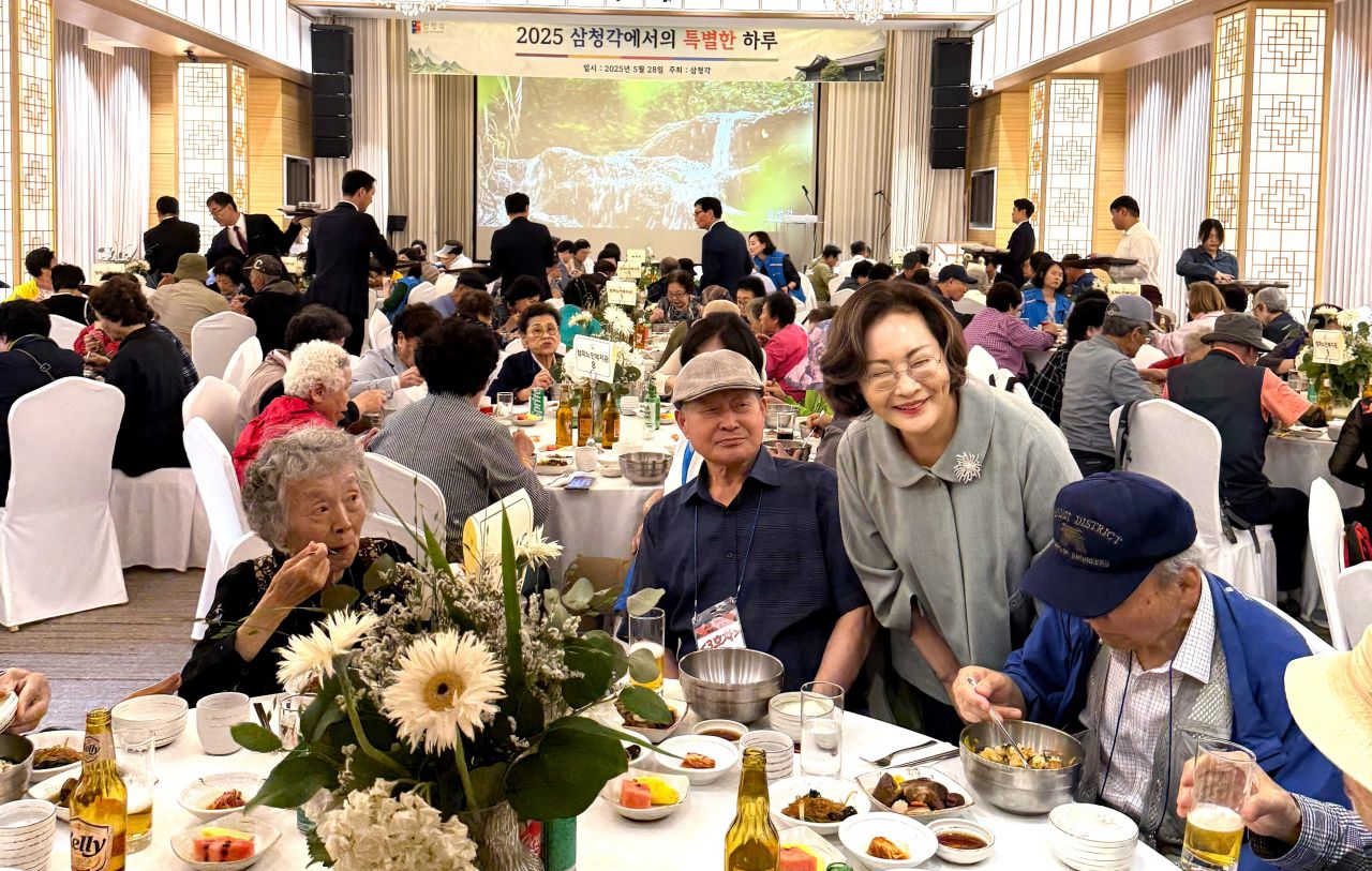 ‘독거 어르신 140명에 추억 선물’…용산구, 삼청각에서 효도잔치