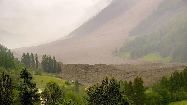 Bergdorf Blatten evakuiert: Dorf von Felssturz getroffen - Eine Person ...