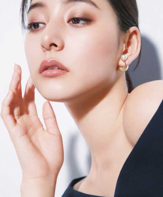 「神様の大傑作」新木優子、『VOCE』7月号に登場！美しすぎるアップショットに大絶賛の声