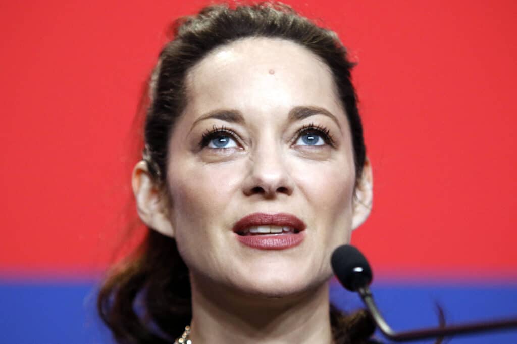 Marion Cotillard publie une incroyable photo aux côtés de Jennifer ...