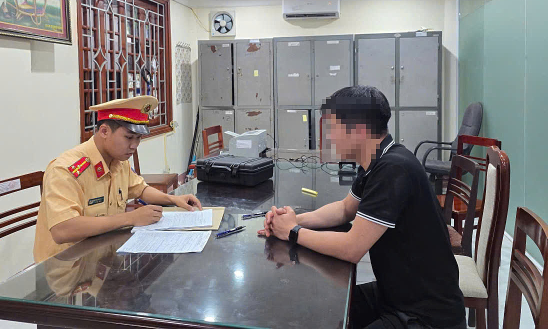 Vietnamese car driver fined $1,300 for reversing on expressway