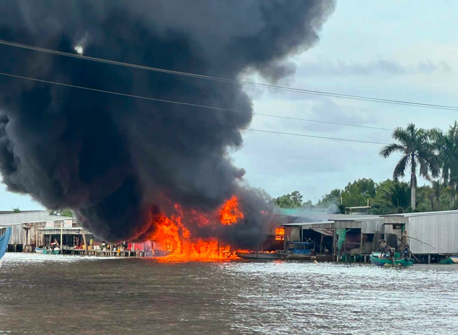 Cháy lớn cây xăng ở Cà Mau