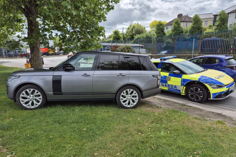 Range Rover goes off-road at Páirc and gets ticket for grass verge parking