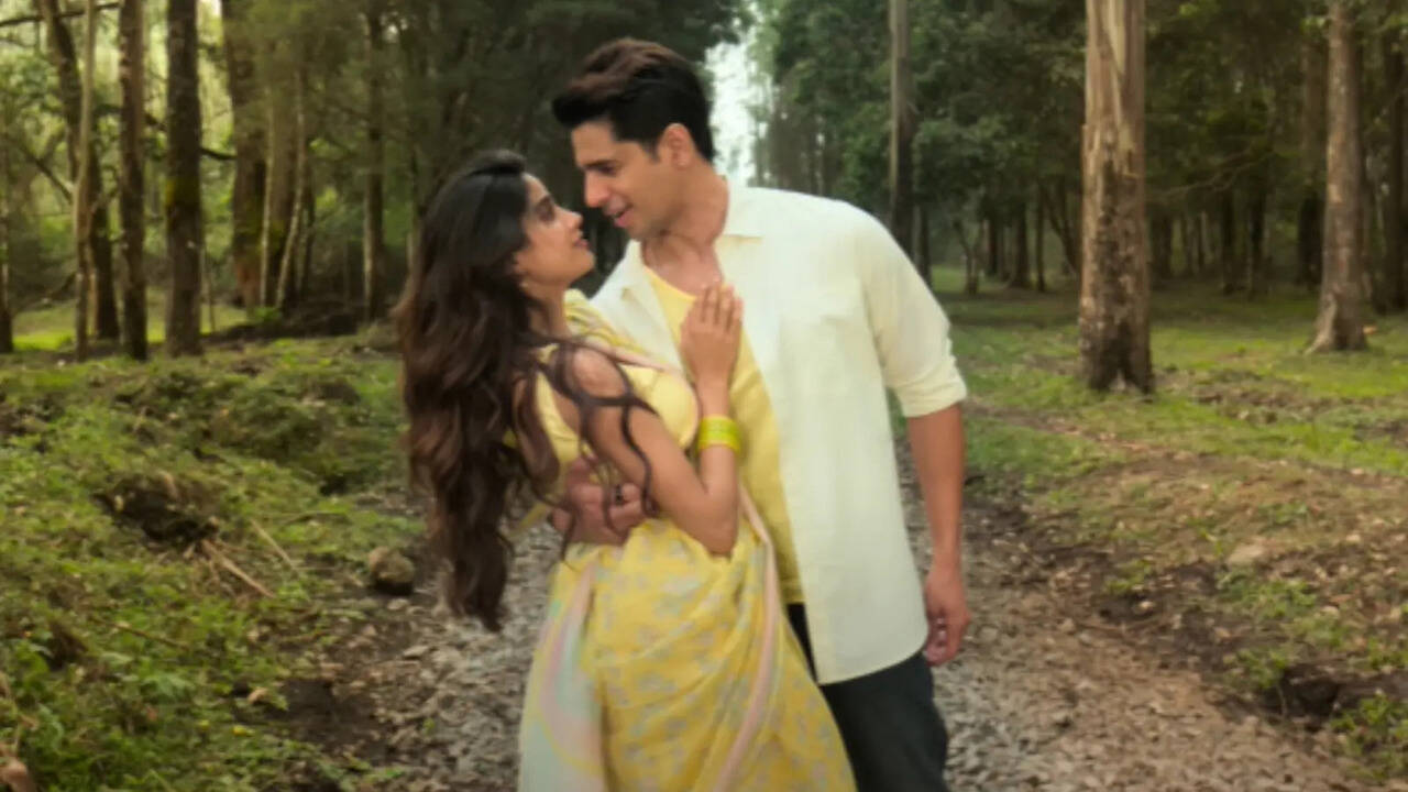 Param Sundari First Look: Janhvi Kapoor, Sidharth Malhotra's South ...