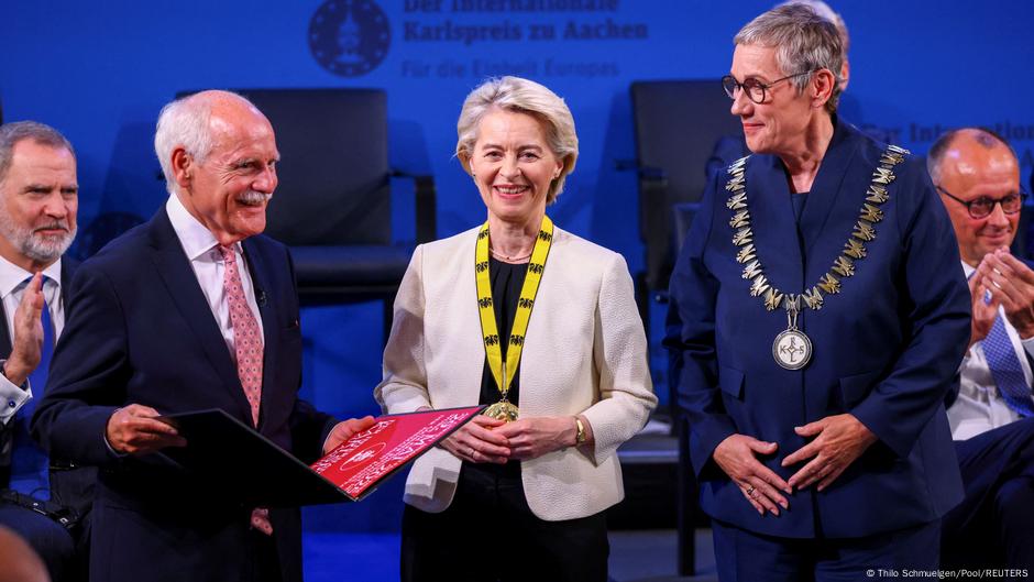 Germany updates: Von der Leyen receives Charlemagne Prize