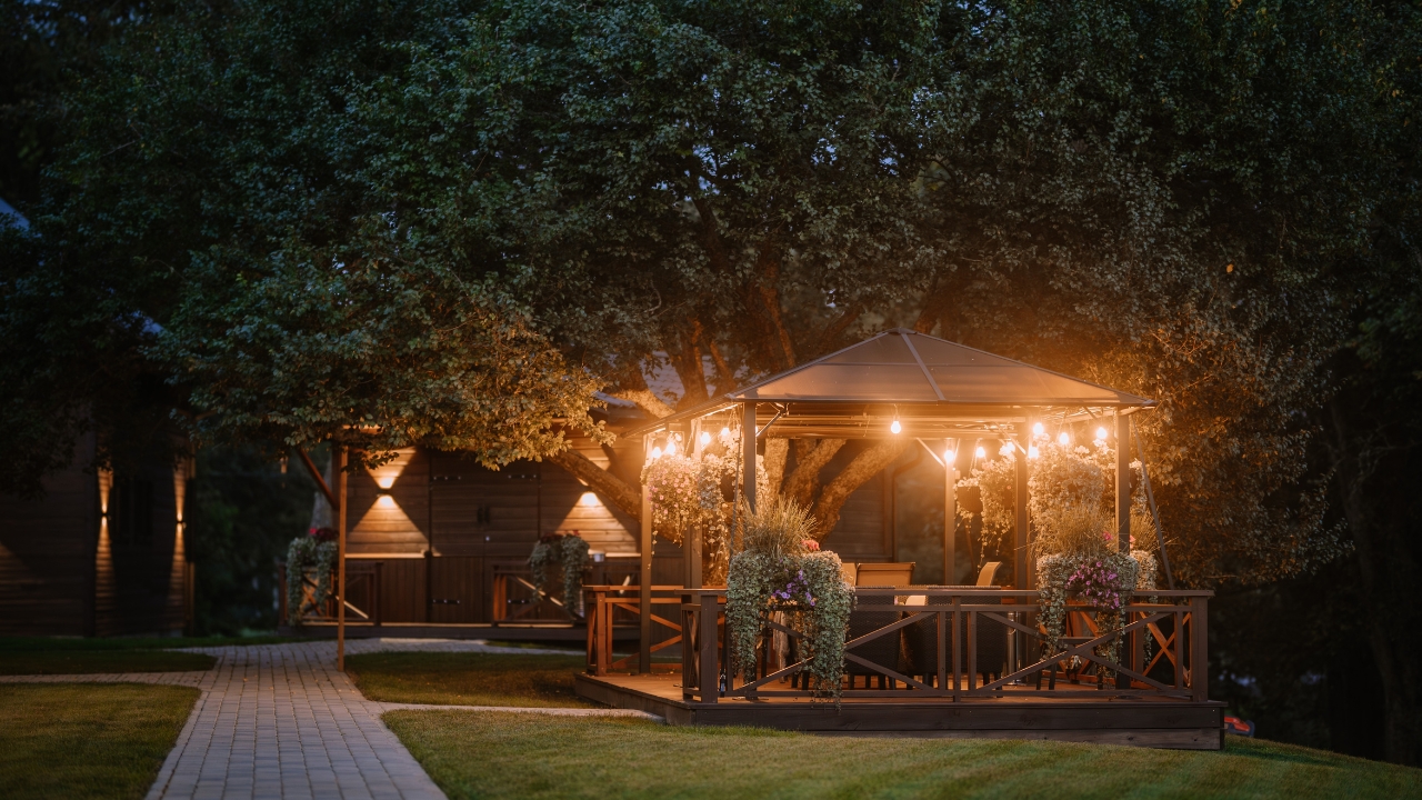 7 outdoor lighting tricks that feel high-end