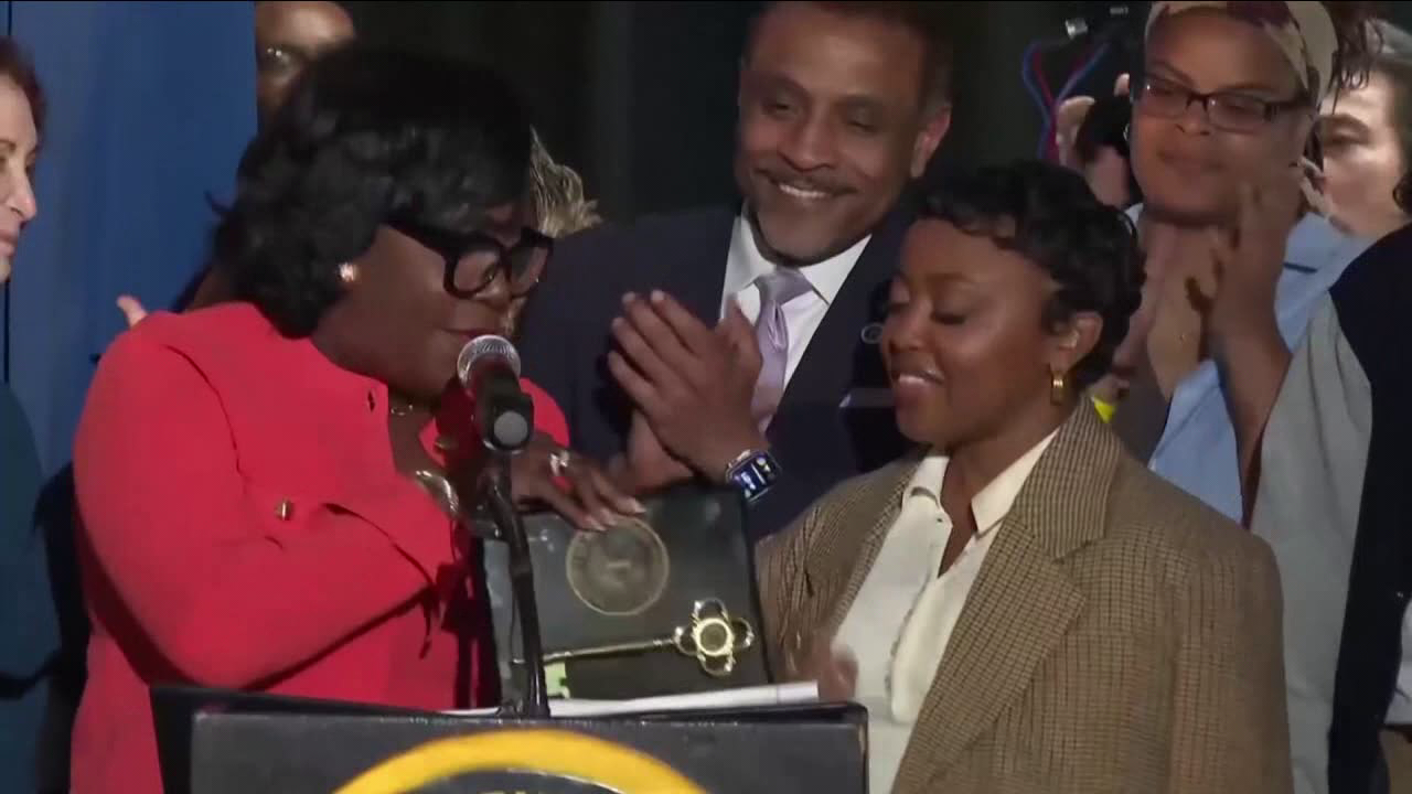 Philadelphia honors Quinta Brunson with key to the city, mural at alma ...