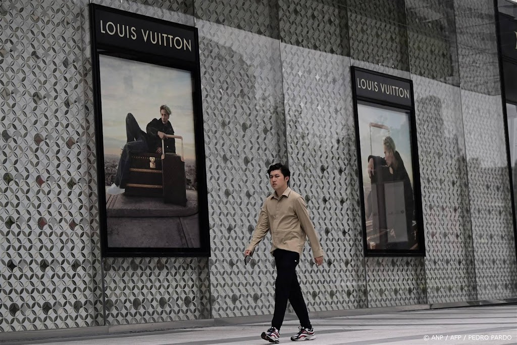 Moederbedrijf Louis Vuitton ziet meer zuinigheid Chinese toerist