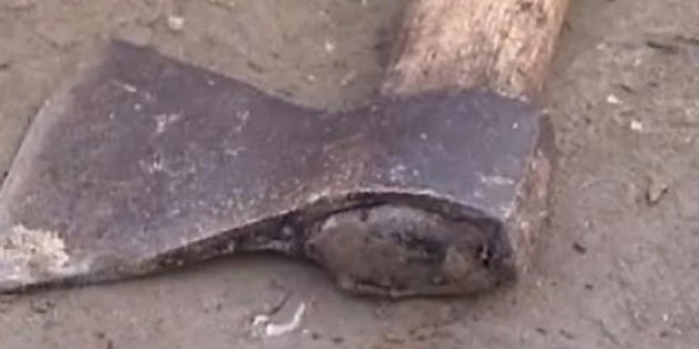 Napoli, aggredisce i genitori con un'ascia: un quindicenne arrestato dai carabinieri