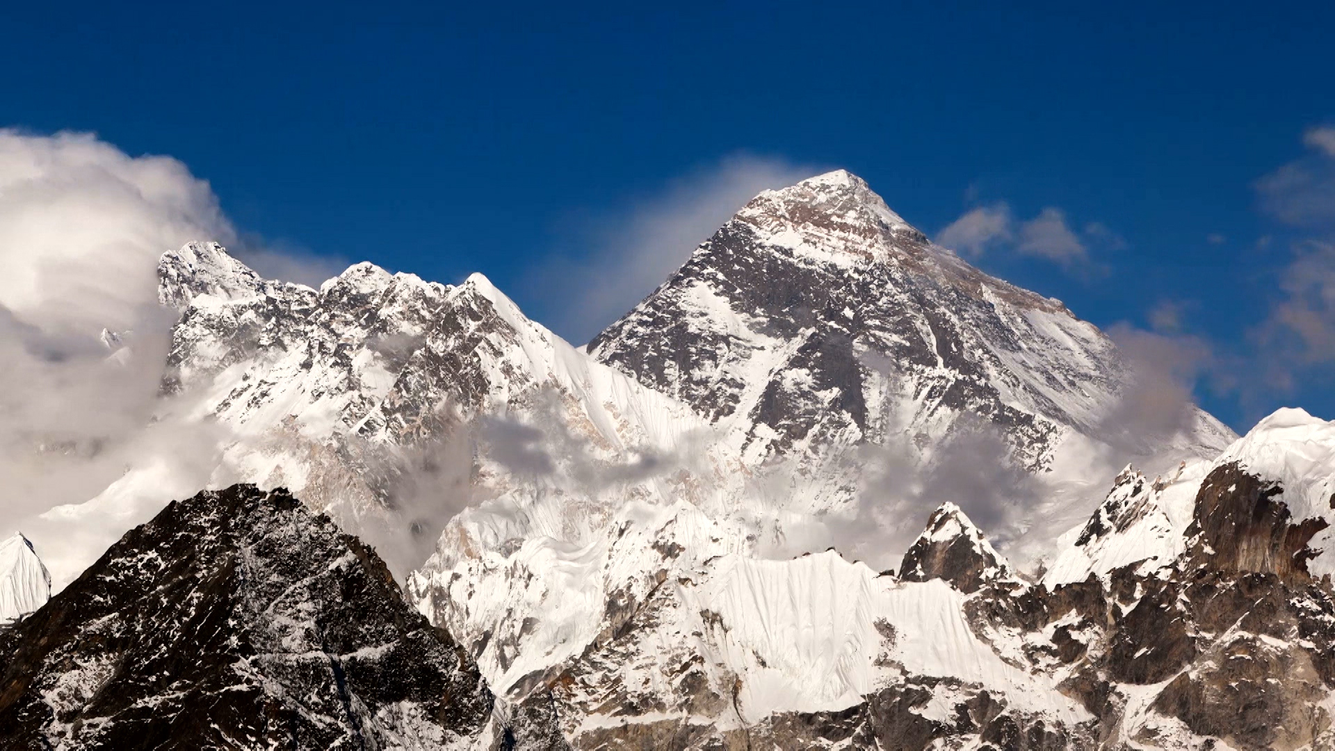 Explorar os Himalaias no dia do Monte Evereste
