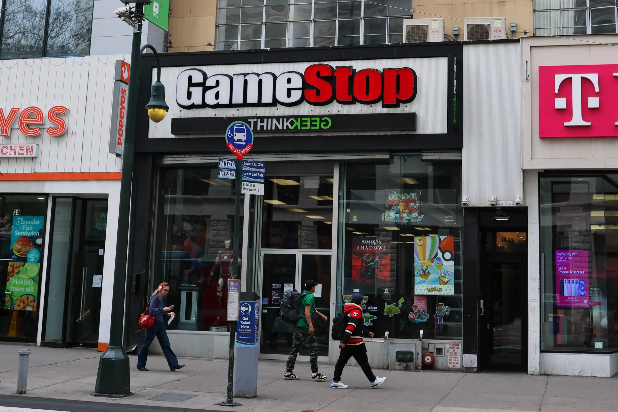 GameStop buys a half billion dollars’ worth of Bitcoin, but investors ...