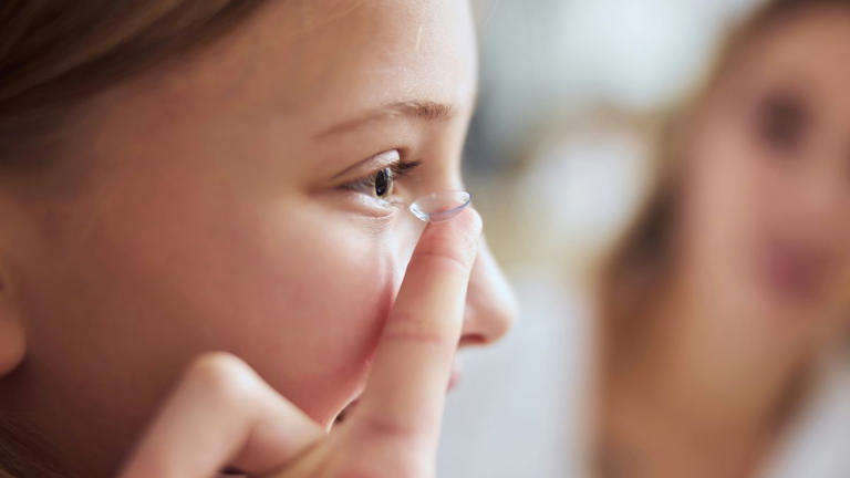 Les lentilles de contact surpuissantes vous permettent de voir dans le ...