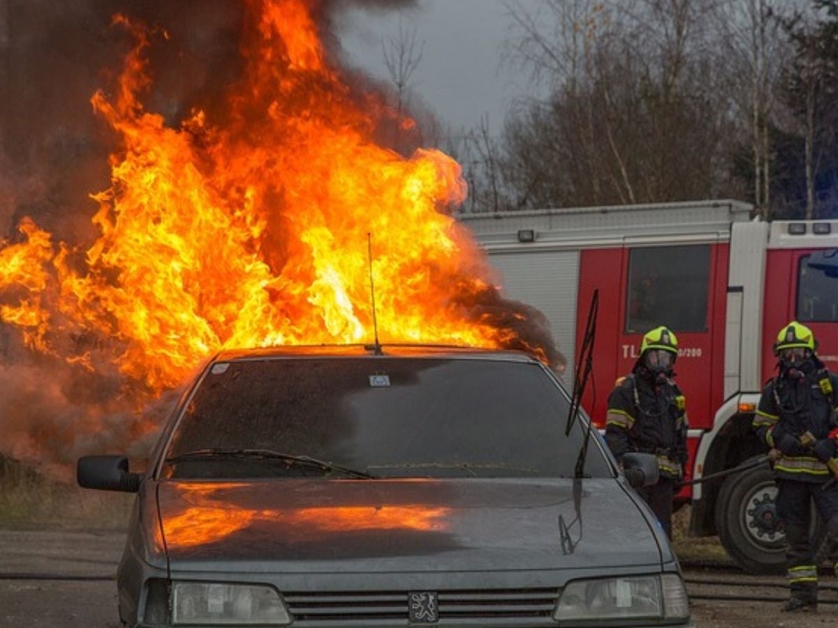¿Qué objetos no debes dejar en tu auto para que no exploten con el calor?