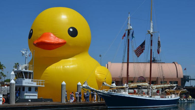 World’s largest rubber duck to waddle into Ohio this weekend