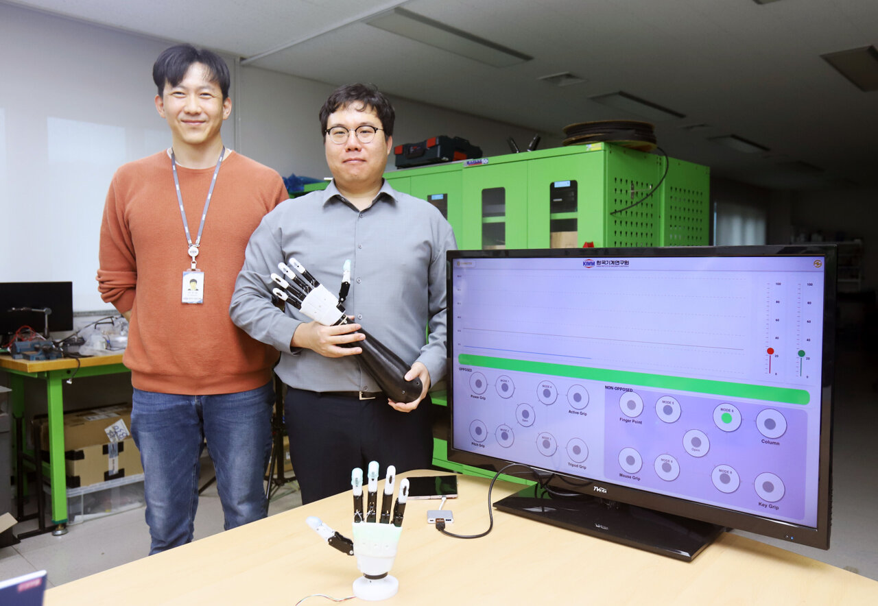 Ultra-light robotic prosthetic hand enables efficient and stable ...