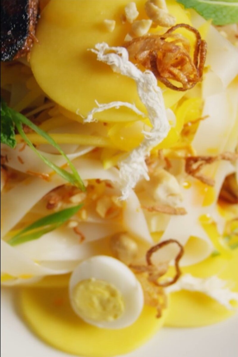 Salade de papier de riz d'inspiration vietnamienne avec mangue verte et ...