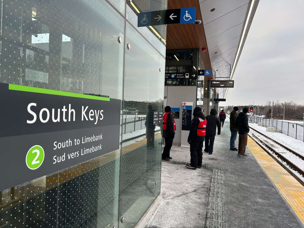 Line 2 delayed at South Keys Station, 1 platform operating