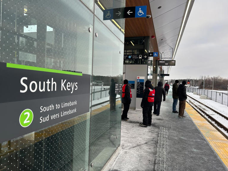 Line 2 delayed at South Keys Station, 1 platform operating
