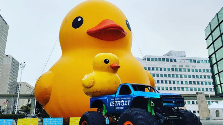 World’s largest rubber duck returning to Ohio for spring festival