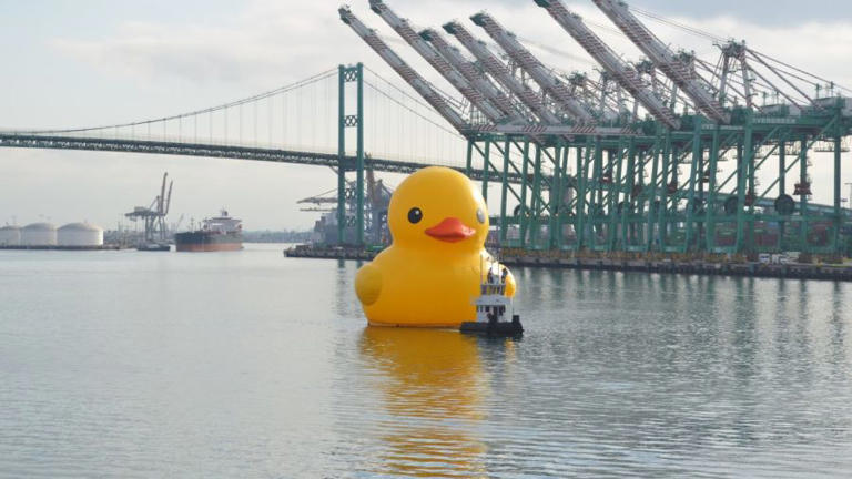 World’s largest rubber duck to waddle into Ohio this weekend