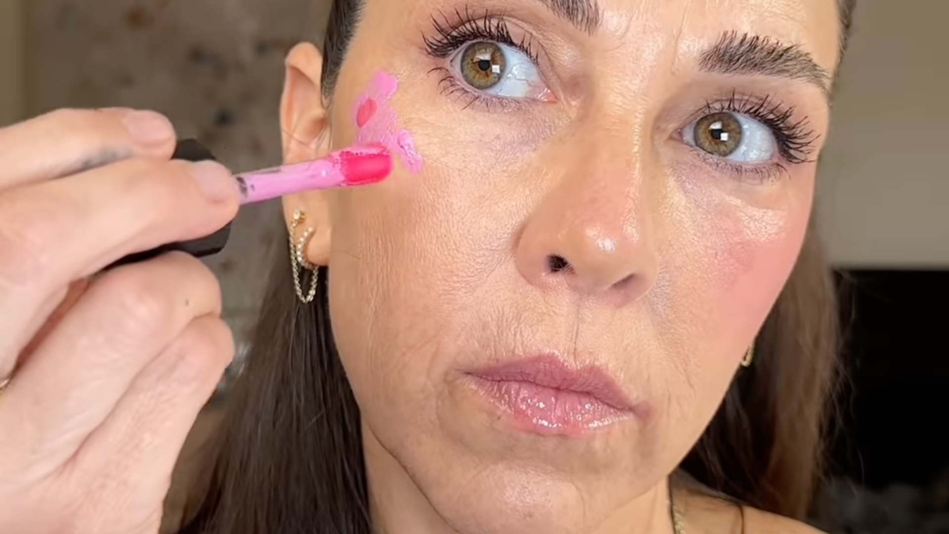 At 40, she breaks the makeup codes and inspires!