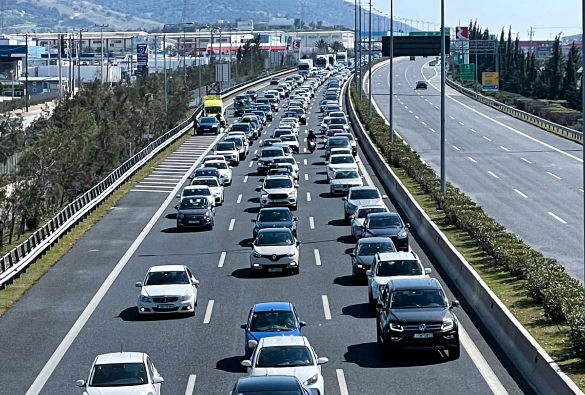 Σύγκρουση τριών αυτοκινήτων στην Αττική Οδό - Καθυστερήσεις στο ρεύμα ...