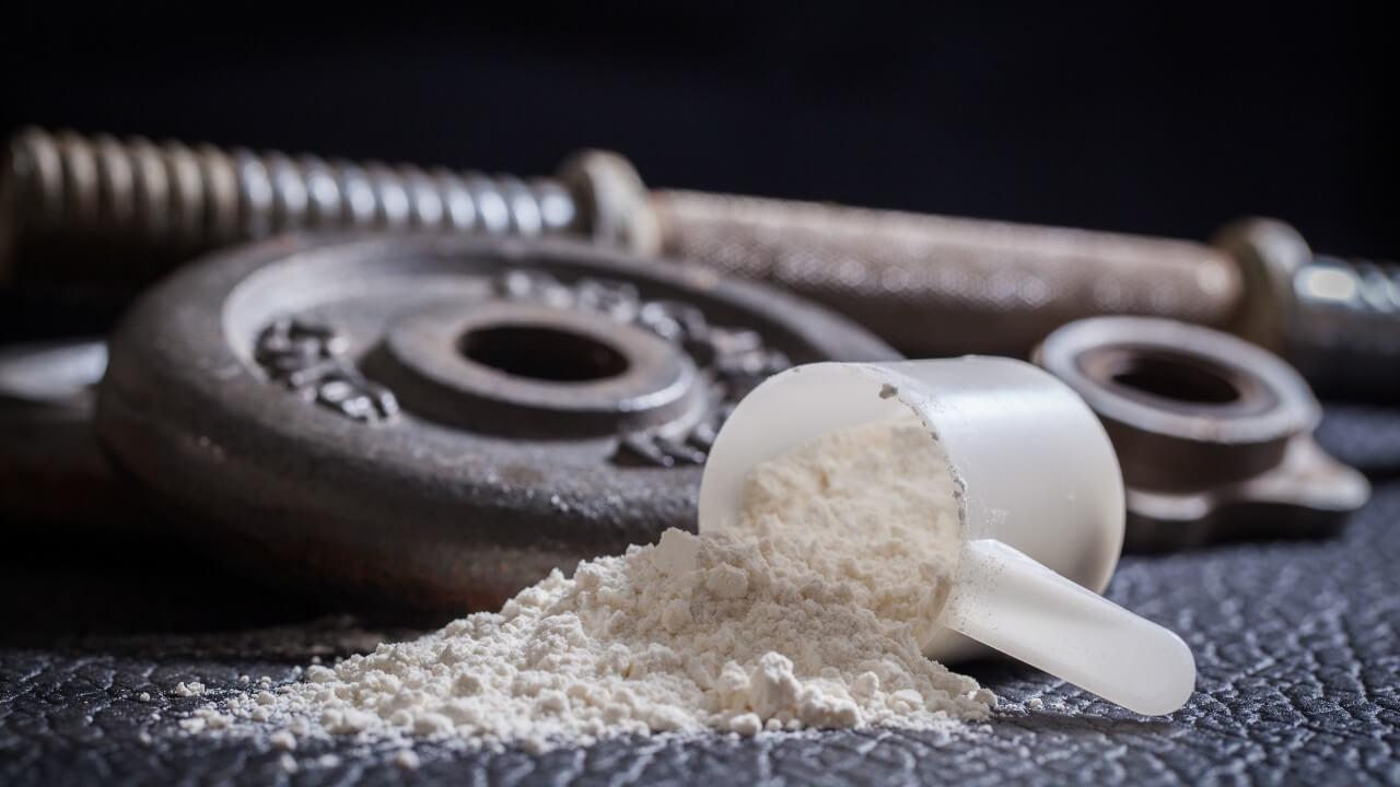 Qual a hora de tomar whey protein? Suplemento não é um “pó mágico”
