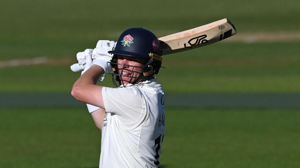 Lancashire batter Harris signs new deal
