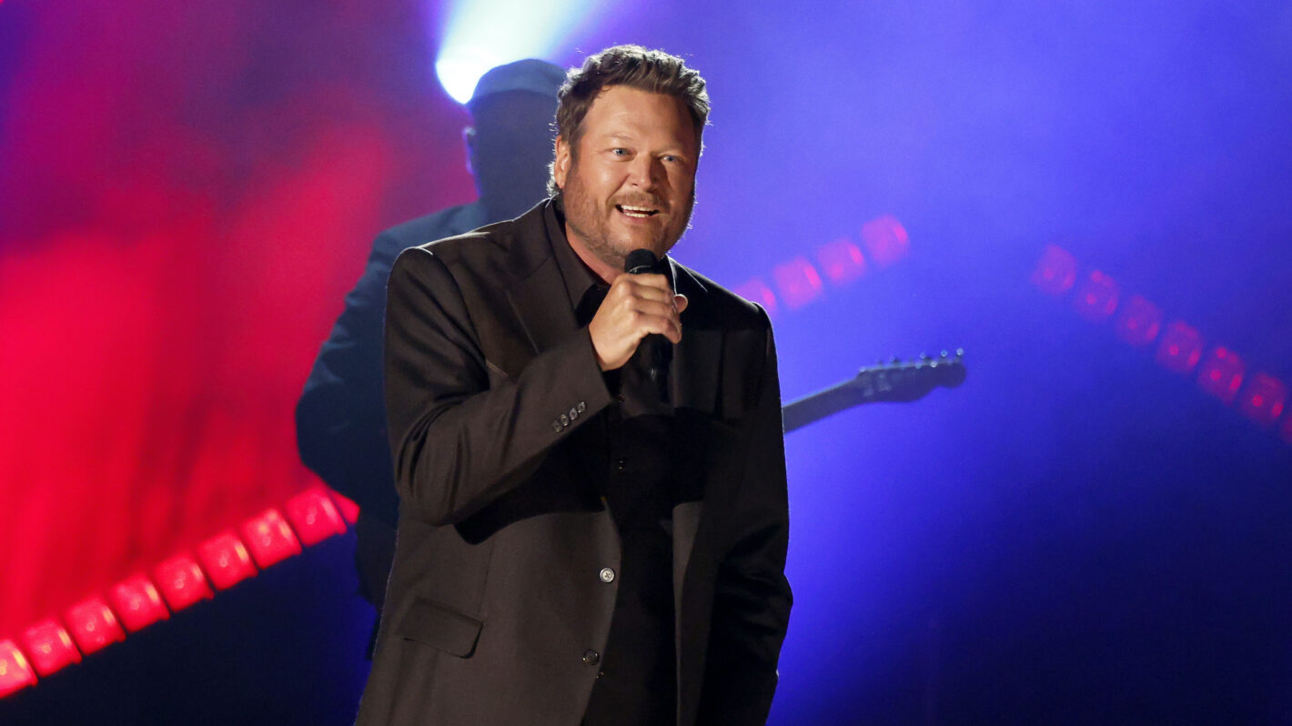 Blake Shelton Reacts to Criticism of His & Gwen’s AMAs Performances