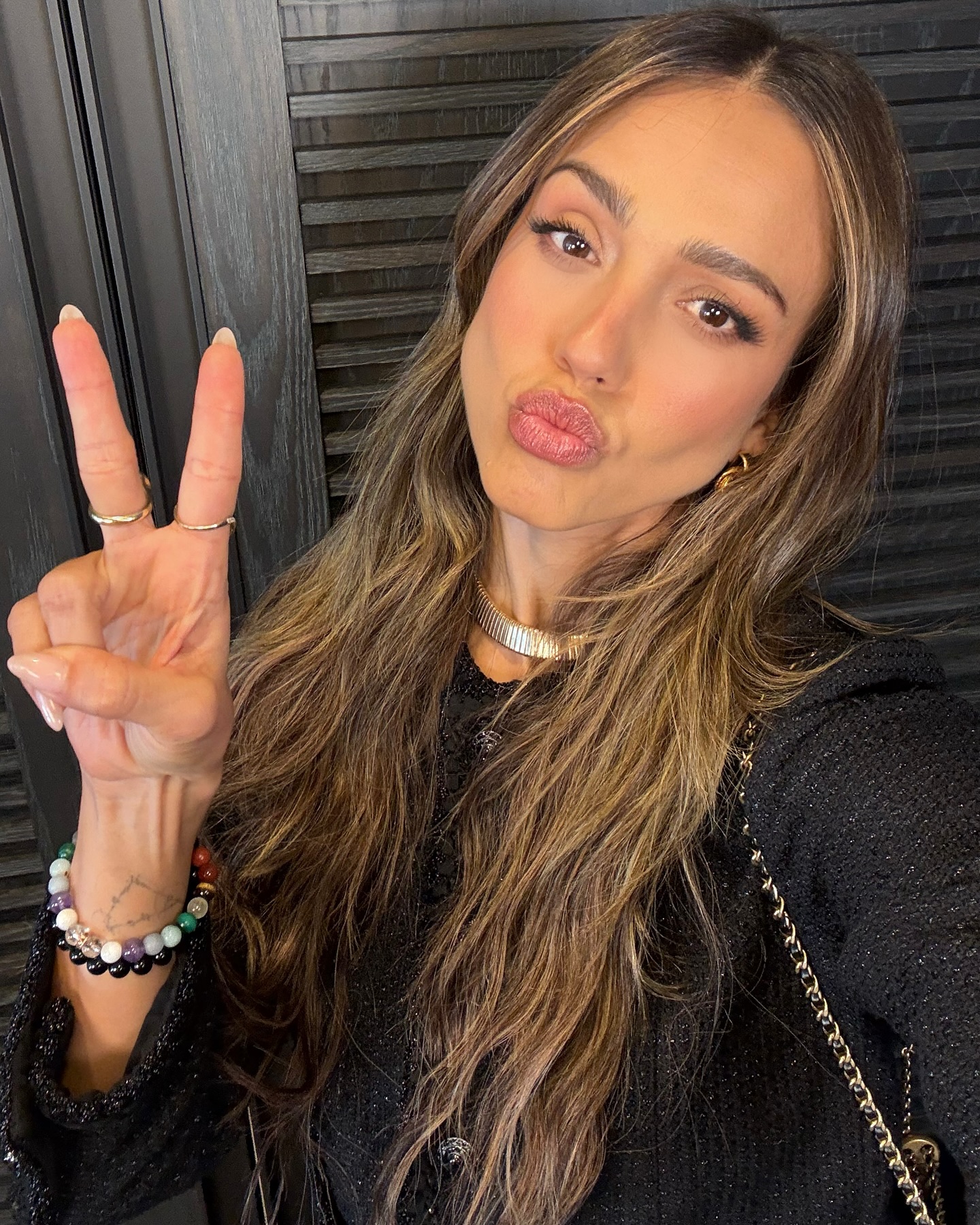 Jessica Alba’s relationship status revealed after she was spotted kissing mystery man